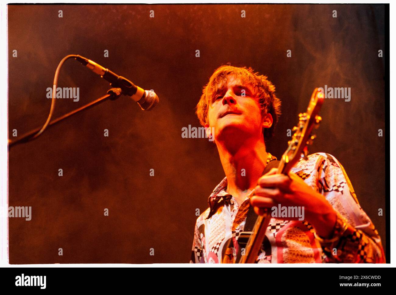 CRISPIN HUNT, LONGPIGS, 1996: Crispin Hunt of Longpigs playing live at ...