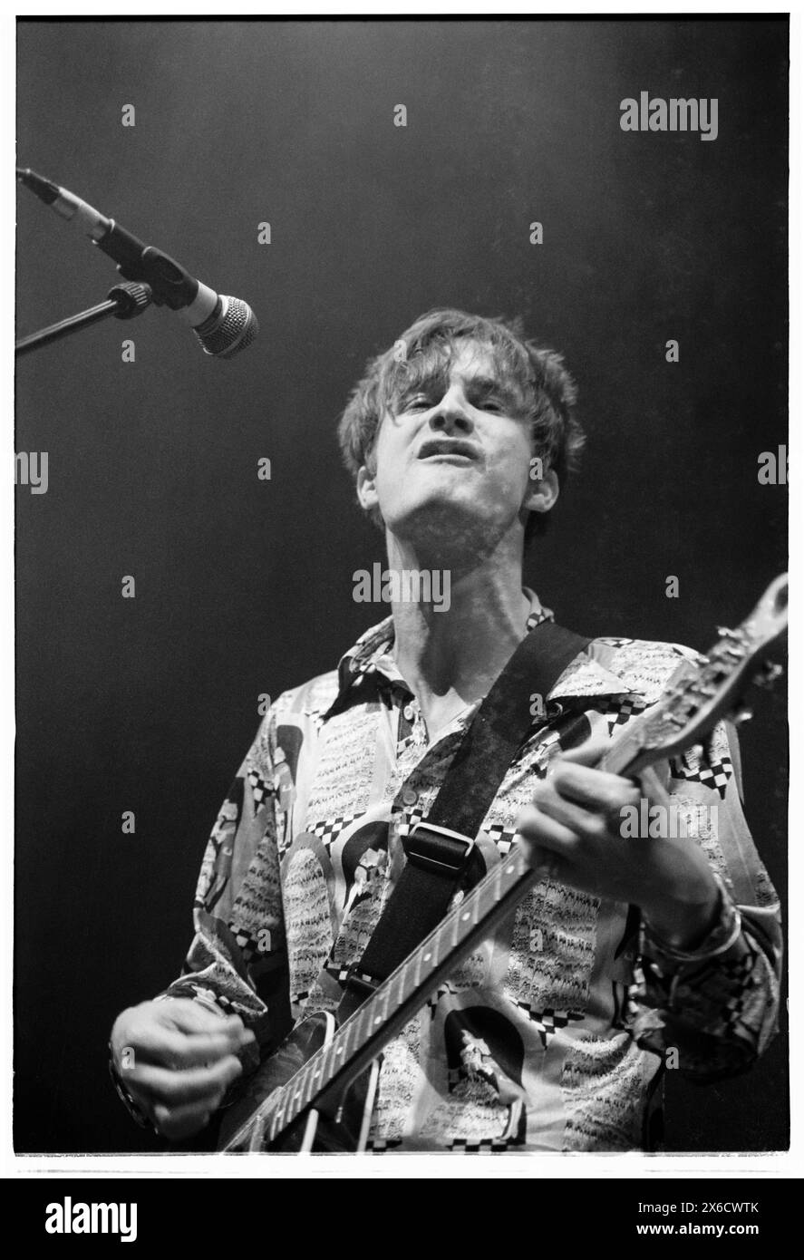 CRISPIN HUNT, LONGPIGS, 1996: Crispin Hunt of Longpigs playing live at ...