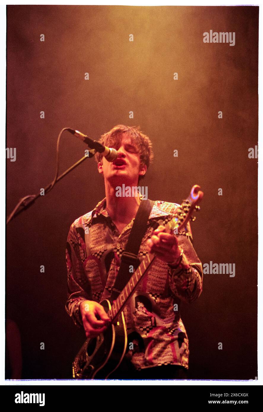 CRISPIN HUNT, LONGPIGS, 1996: Crispin Hunt of Longpigs playing live at ...