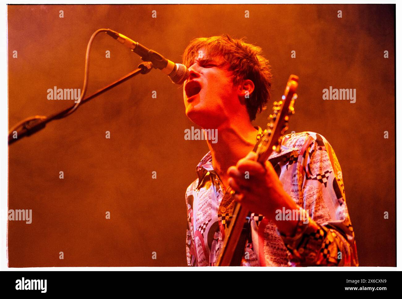 CRISPIN HUNT, LONGPIGS, 1996: Crispin Hunt of Longpigs playing live at ...