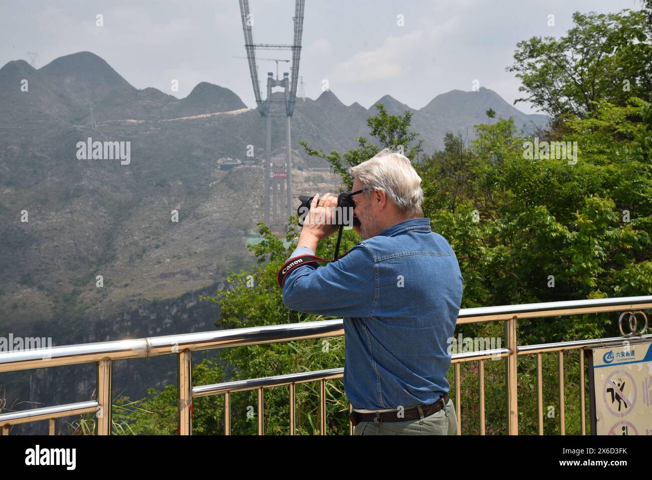 The huajiang grand canyon bridge hi-res stock photography and images ...