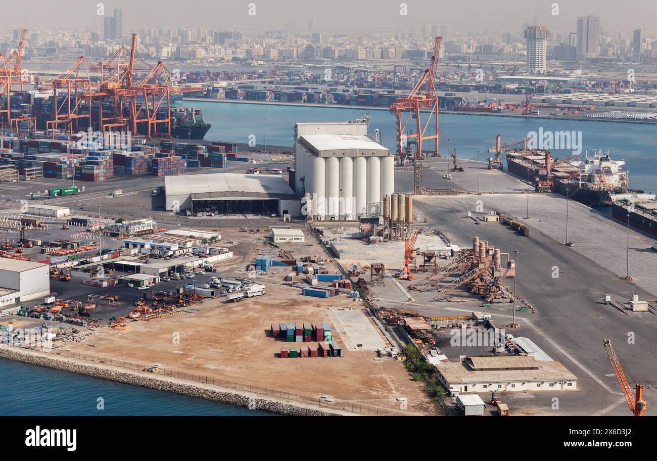 Jeddah saudi arabia container ship hi-res stock photography and images ...