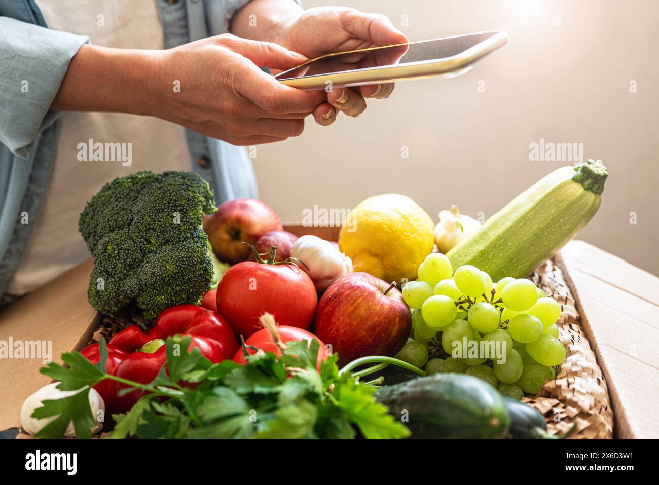 Grocery shopping via internet hi-res stock photography and images - Alamy