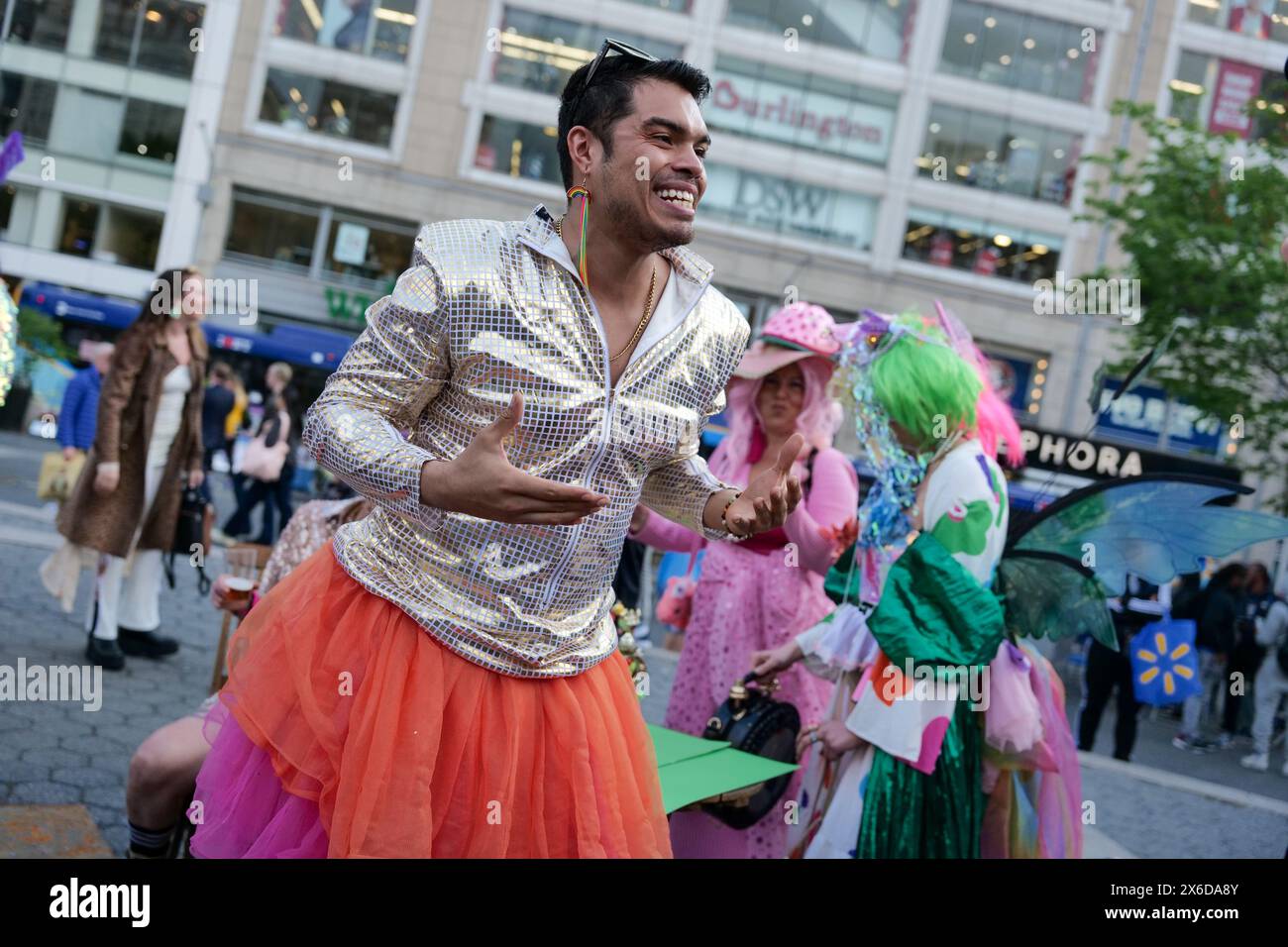 2024 met gala crowd hi-res stock photography and images - Alamy