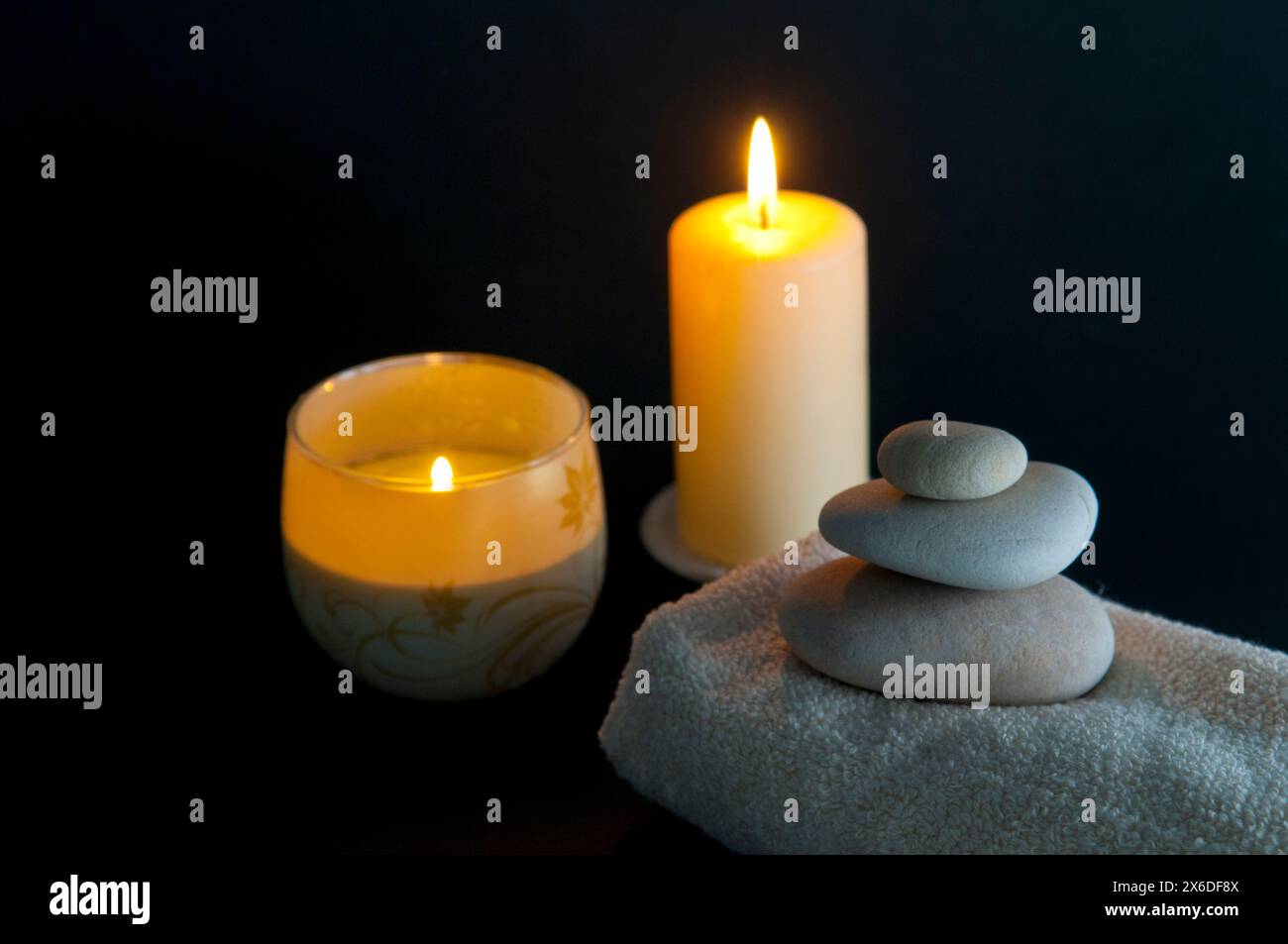 Spa background candles massaging stones hi-res stock photography and images - Alamy
