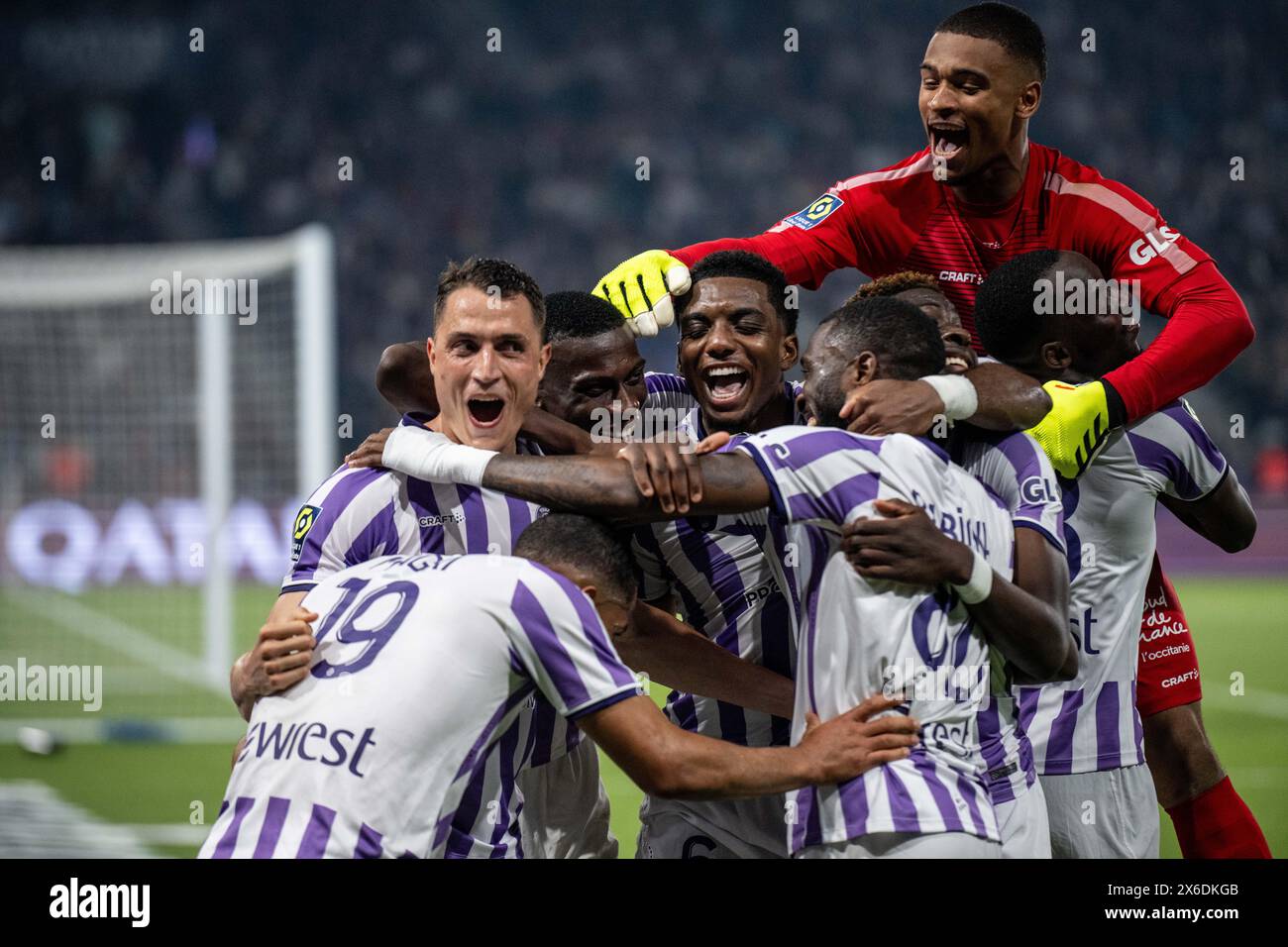 PARIS, FRANCE - MAY 12: Frank Magri of Toulouse FC celebrate with Shavy ...
