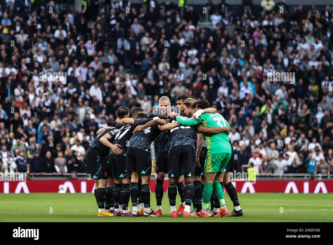Tottenham hotspur players huddle hi-res stock photography and images ...
