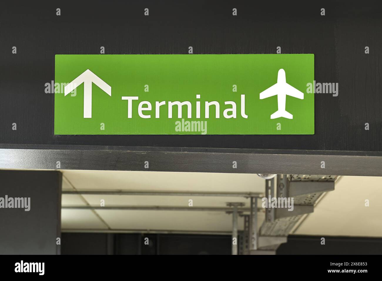 Airport terminal gates direction sign Stock Photo - Alamy