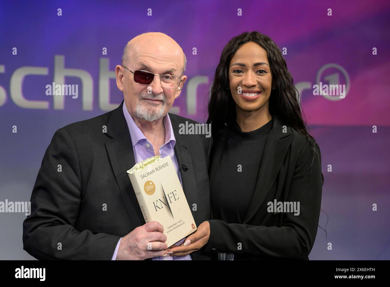 v.l. Sir Ahmed Salman Rushdie CH, indisch-britischer Schriftsteller mit ...