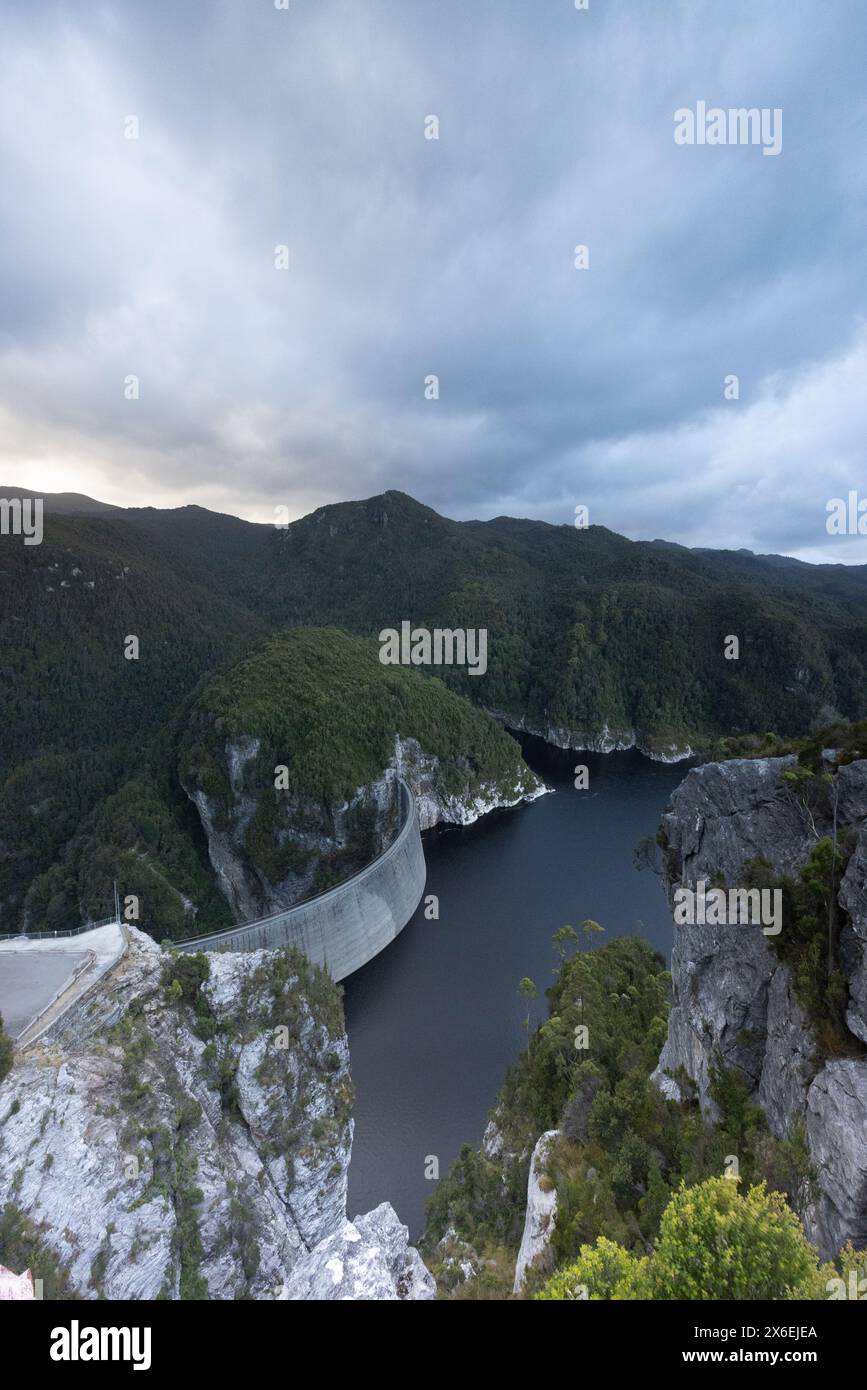 Curvature dam hi-res stock photography and images - Alamy