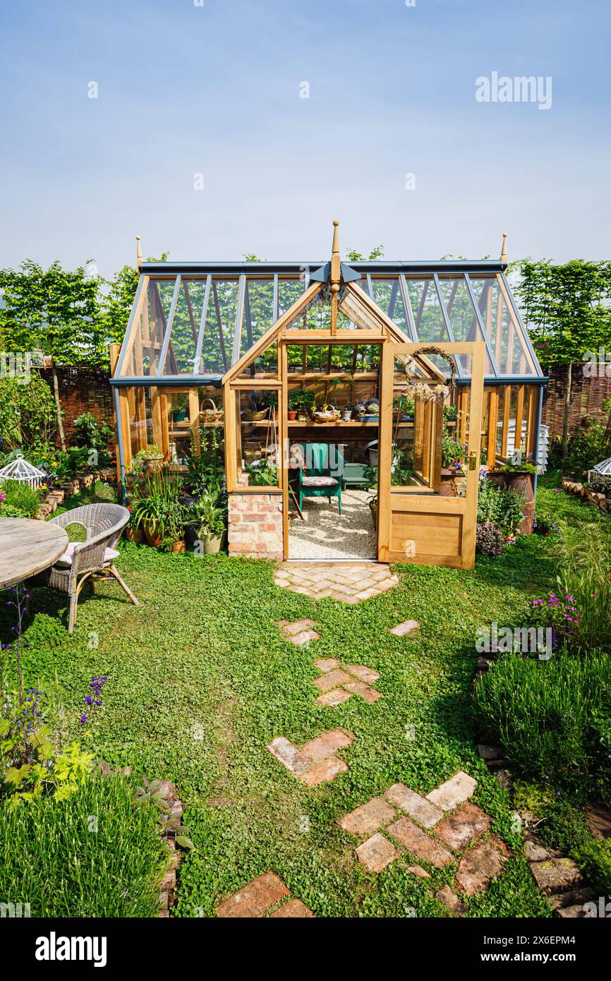 'Eat, Drink and be Rosemary' show garden (Silver medal) at the RHS ...