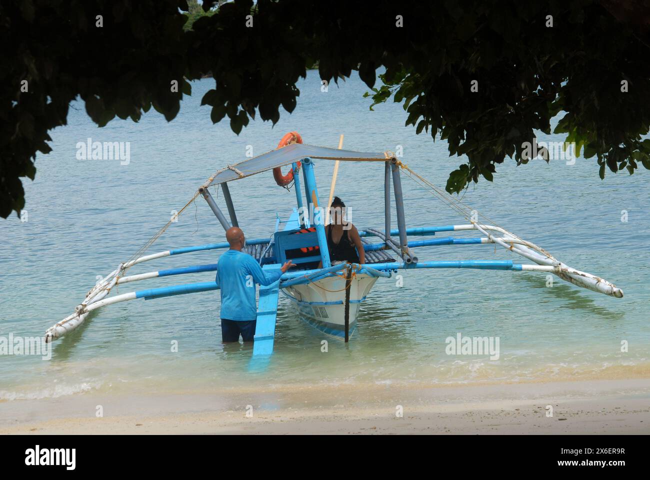 Tourists arriving by boat landing at Piagao Beach, Piagao Islands ...