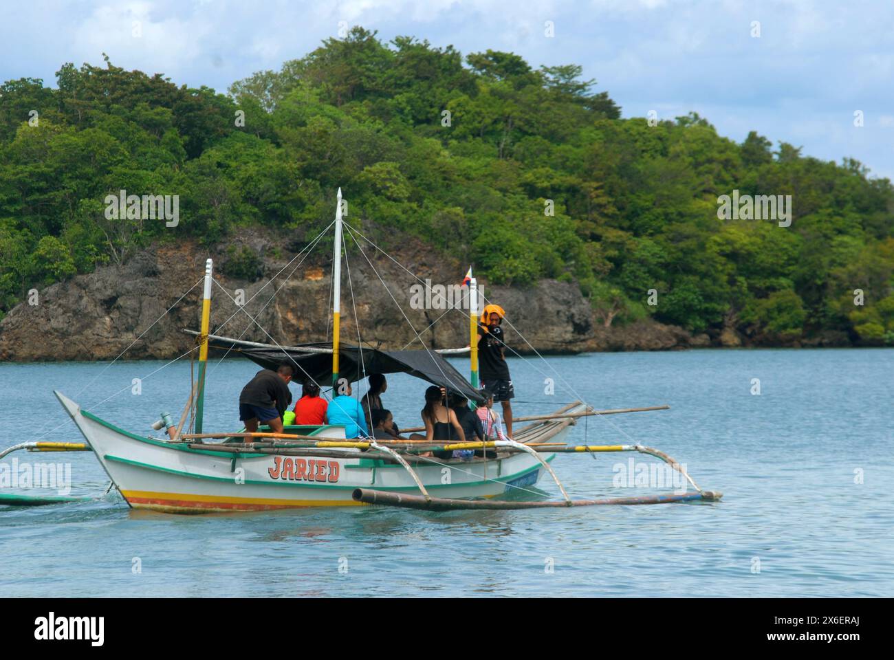 Tourists arriving by boat landing at Piagao Beach, Piagao Islands ...
