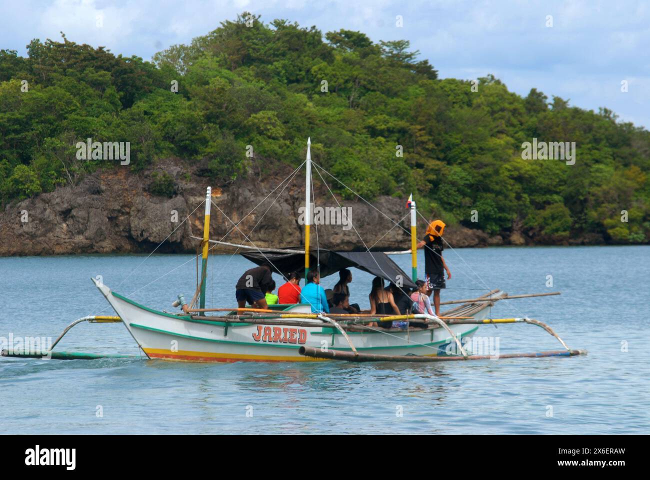 Tourists arriving by boat landing at Piagao Beach, Piagao Islands ...