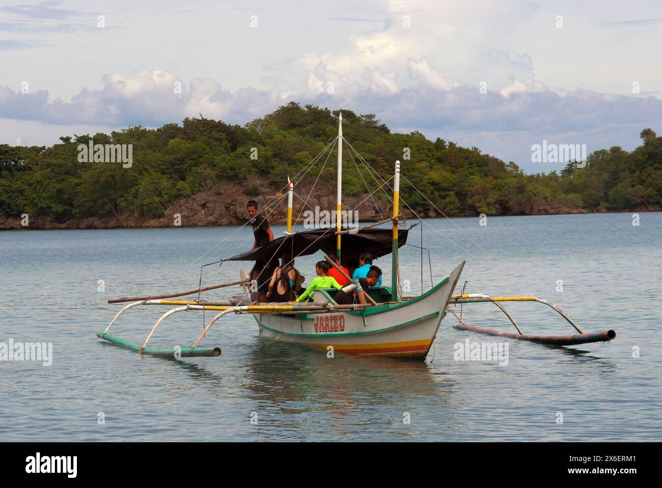 Tourists arriving by boat landing at Piagao Beach, Piagao Islands ...