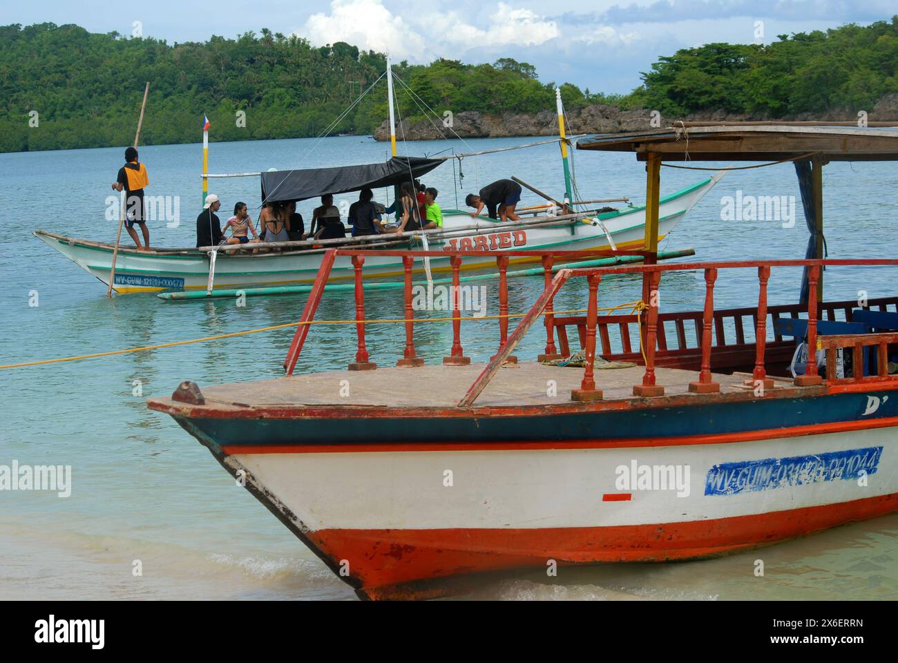 Tourists arriving by boat landing at Piagao Beach, Piagao Islands ...