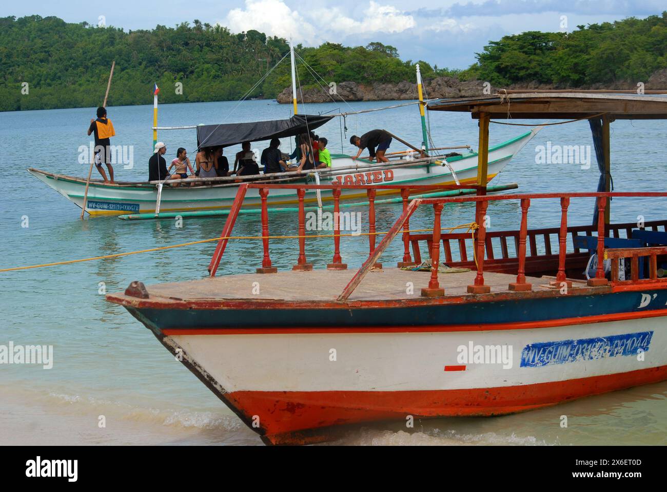 Tourists arriving by boat landing at Piagao Beach, Piagao Islands ...