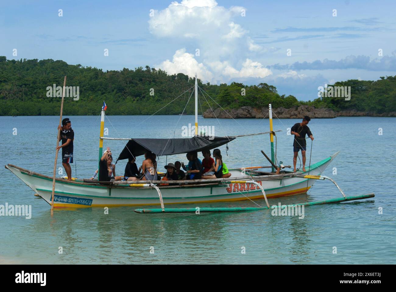 Tourists arriving by boat landing at Piagao Beach, Piagao Islands ...