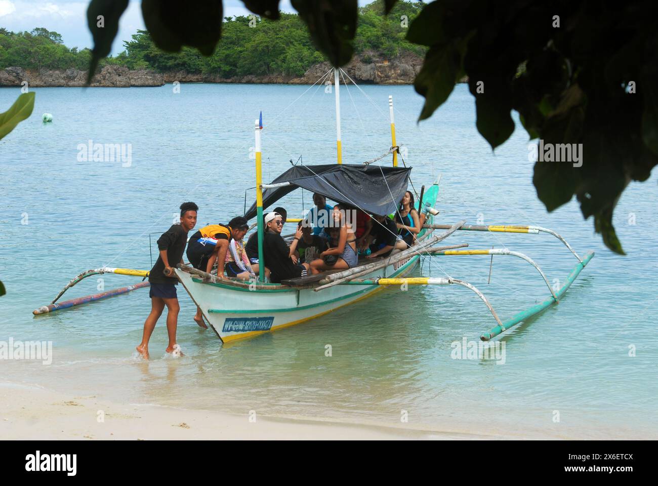 Tourists arriving by boat landing at Piagao Beach, Piagao Islands ...