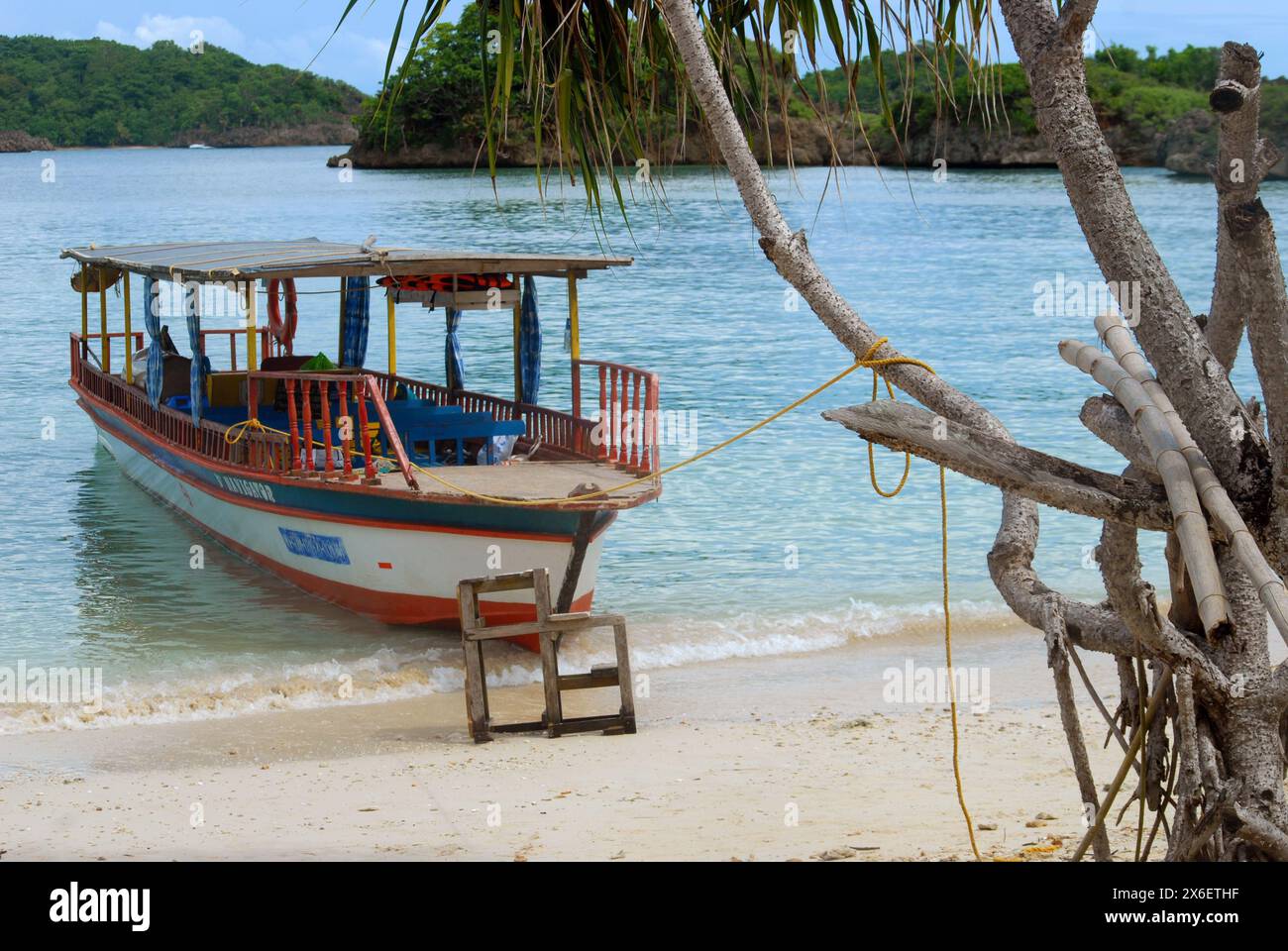 Tourists arriving by boat landing at Piagao Beach, Piagao Islands ...