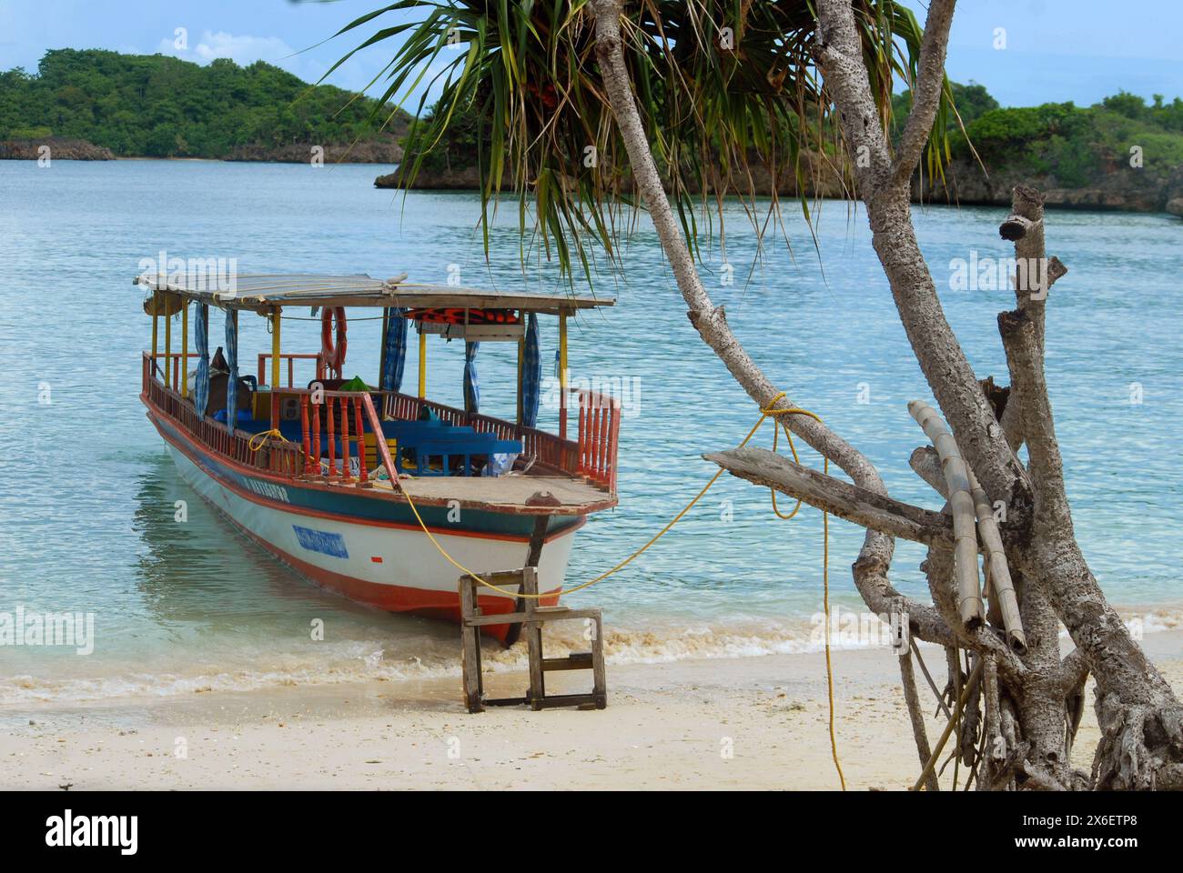 Tourists arriving by boat landing at Piagao Beach, Piagao Islands ...