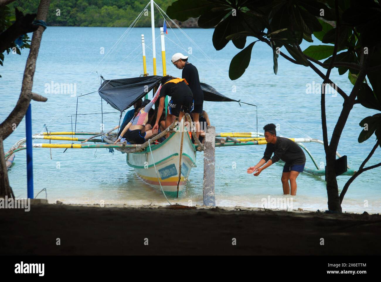 Tourists arriving by boat landing at Piagao Beach, Piagao Islands ...