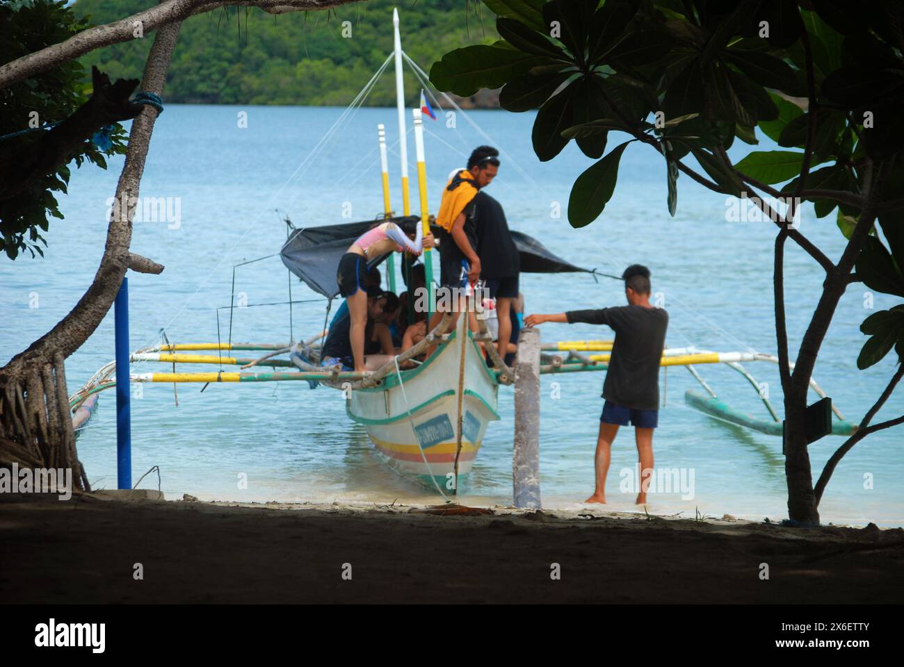 Tourists arriving by boat landing at Piagao Beach, Piagao Islands ...