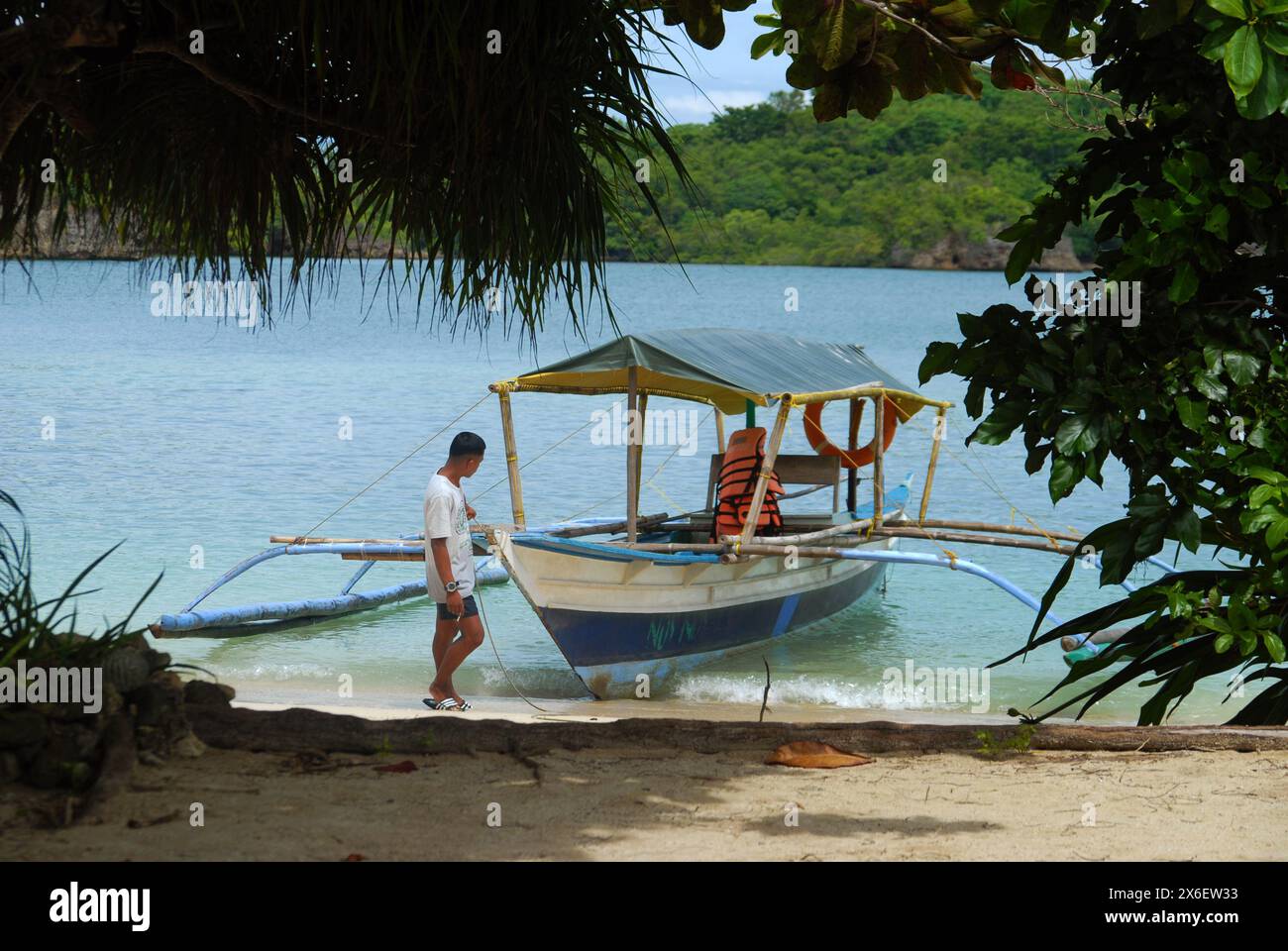 Tourists arriving by boat landing at Piagao Beach, Piagao Islands ...