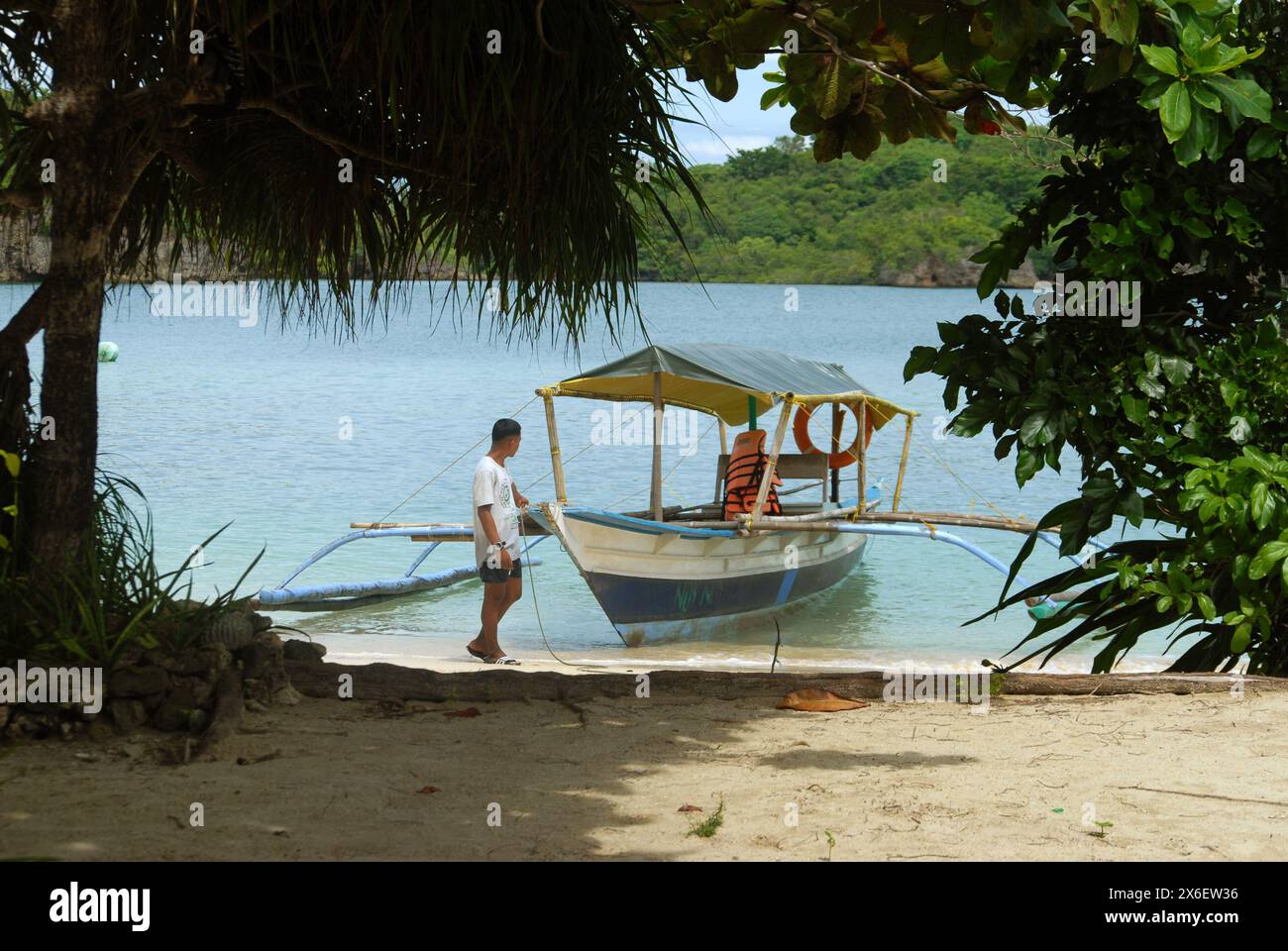 Tourists arriving by boat landing at Piagao Beach, Piagao Islands ...