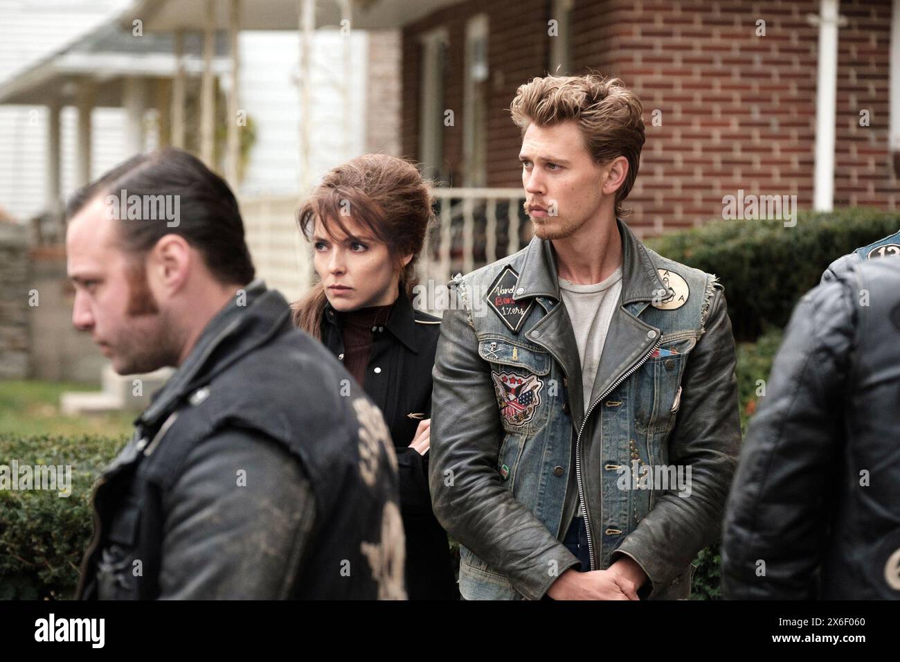 THE BIKERIDERS, from left: Emory Cohen, Jodie Comer, Austin Butler, 2023. ph: Kyle Kaplan ...