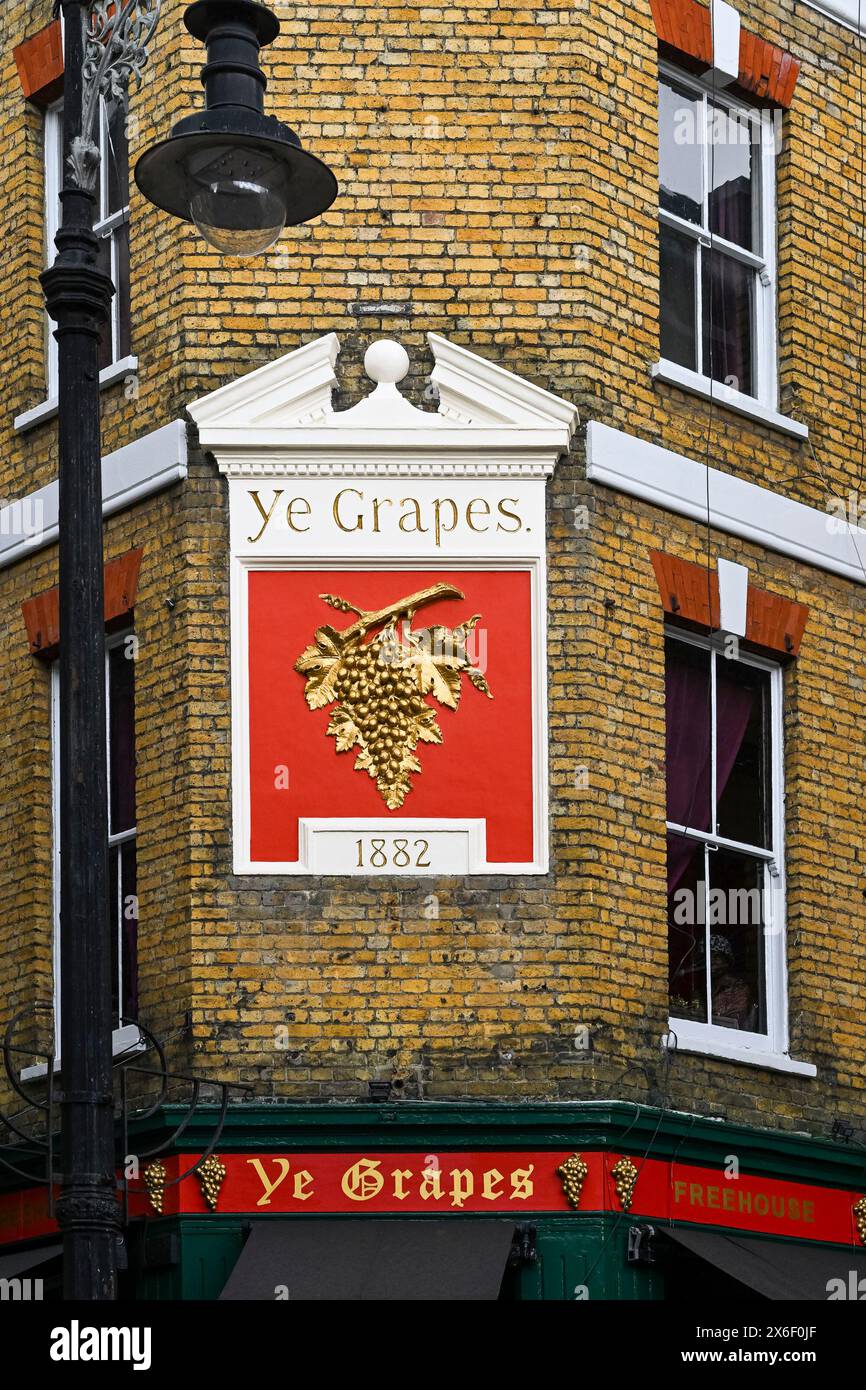 Ye Grapes Pub, Mayfair, London, England, U.K Stock Photo - Alamy