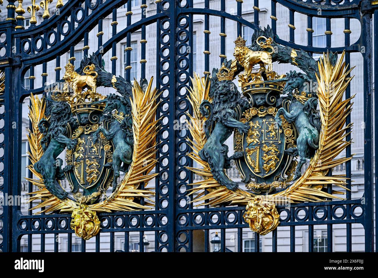Closed gate, Buckingham Palace, St. James's Park, London, England, U.K ...