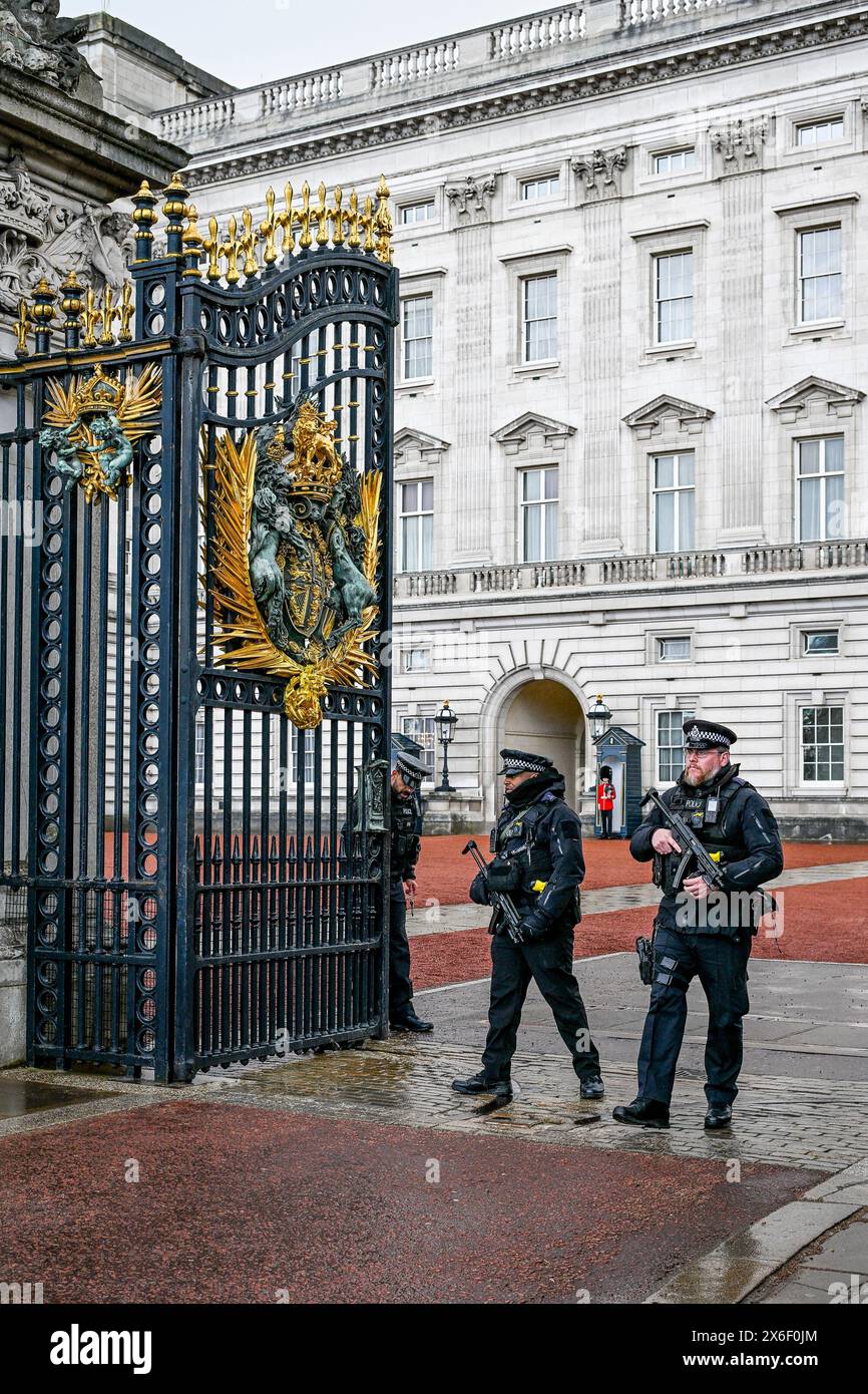 Police with automatic weapons, open gate, Buckingham Palace, St. James ...