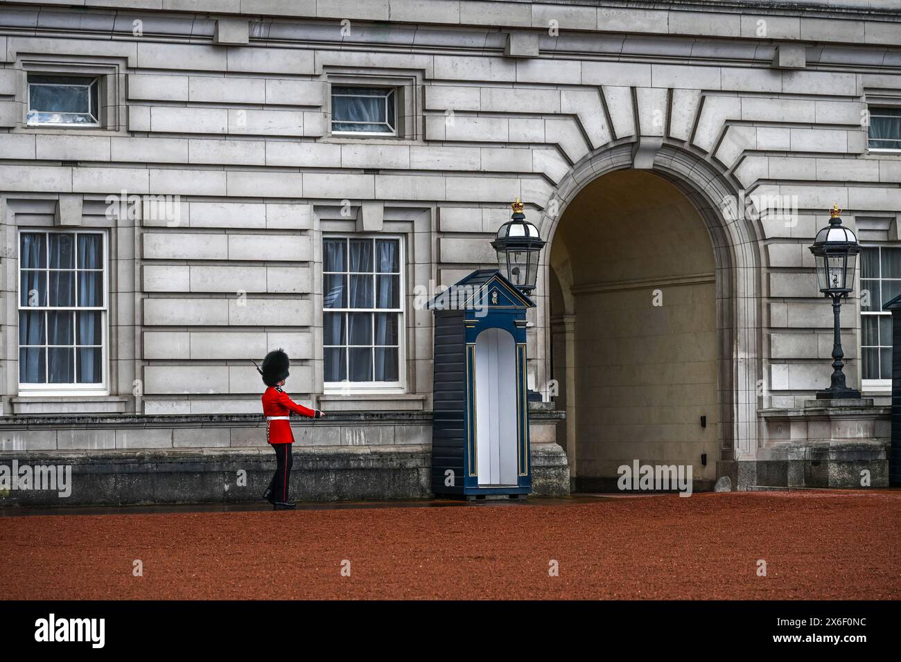 Kings guard buckingham palace hi-res stock photography and images - Alamy