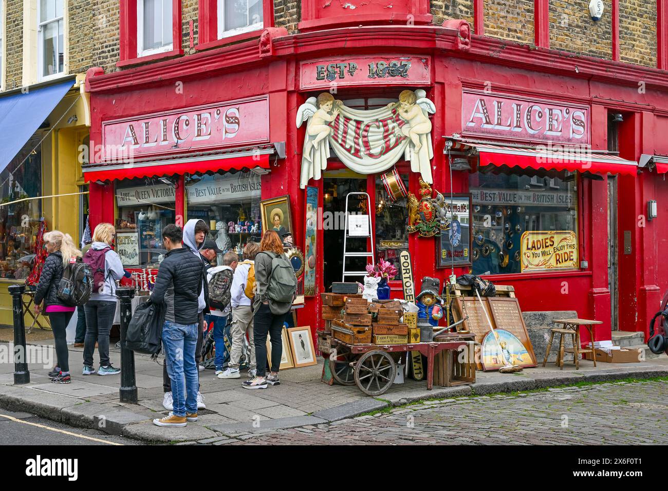 Alice's Antiques, shop on Portobello Road, Notting Hill, London ...