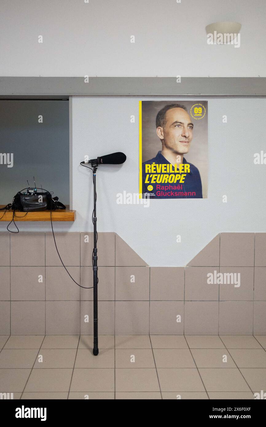 A microphone next to a sign of Leading candidate for the French ...