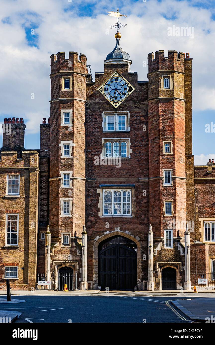 St jamess palace pall mall hi-res stock photography and images - Alamy