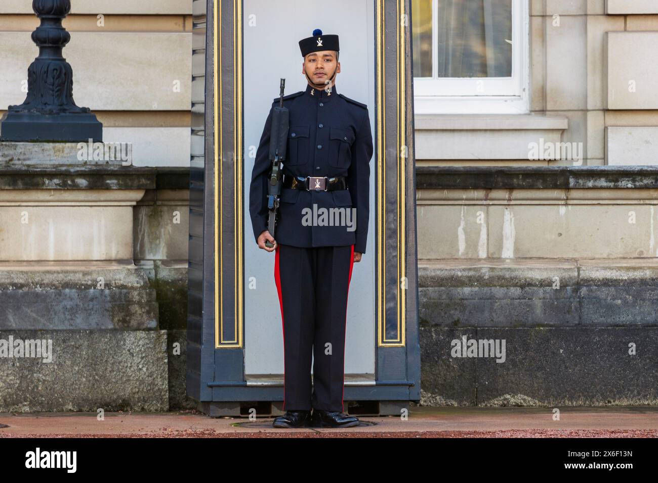 Kings guard buckingham palace hi-res stock photography and images - Alamy