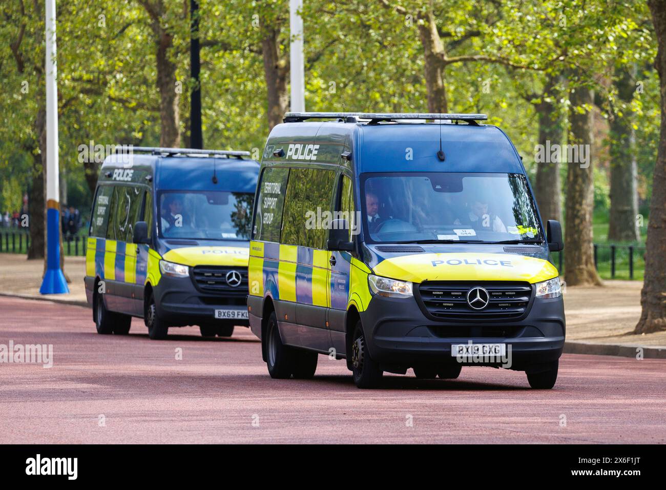 Metropolitan police territorial support group hi-res stock photography ...