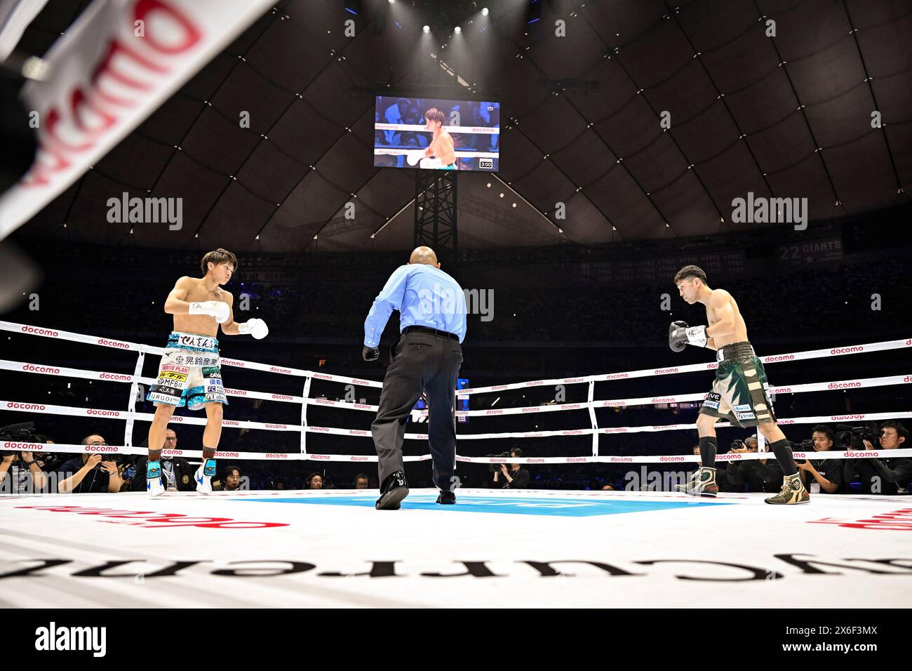 Seigo Yuri Akui (black gloves) of Japan and Taku Kuwahara (white gloves ...