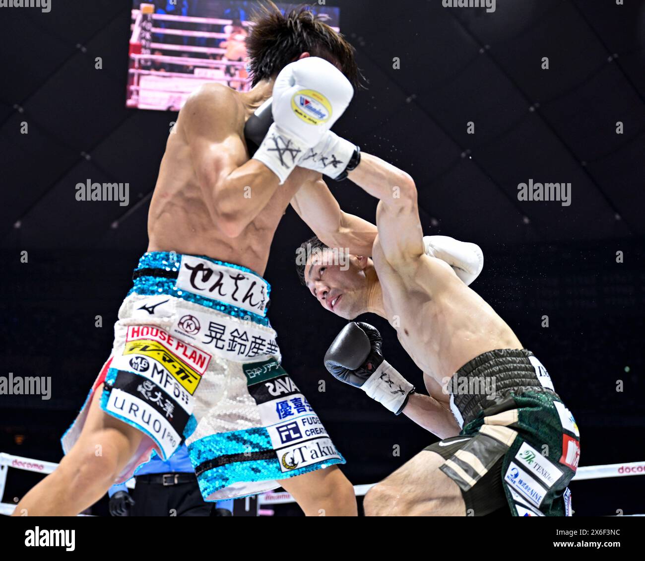 Seigo Yuri Akui (black gloves) of Japan and Taku Kuwahara (white gloves ...