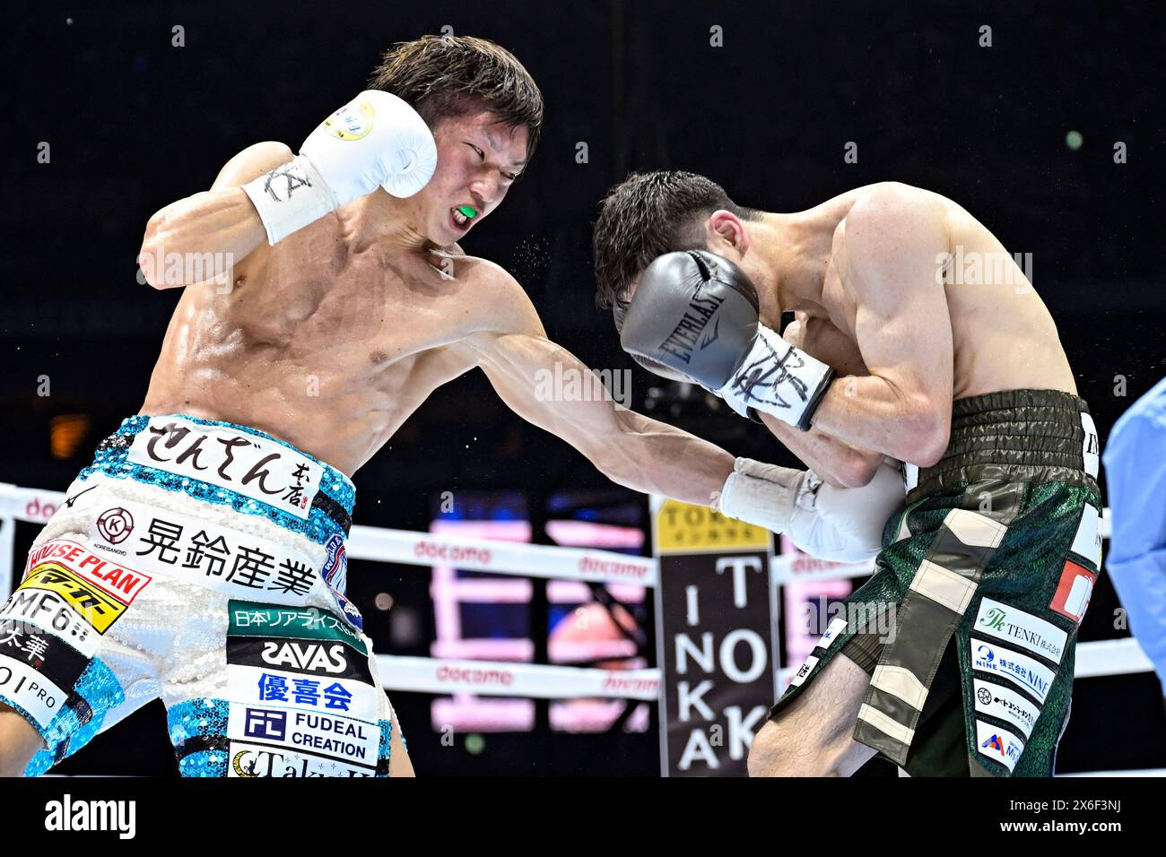 Seigo Yuri Akui (black gloves) of Japan and Taku Kuwahara (white gloves ...