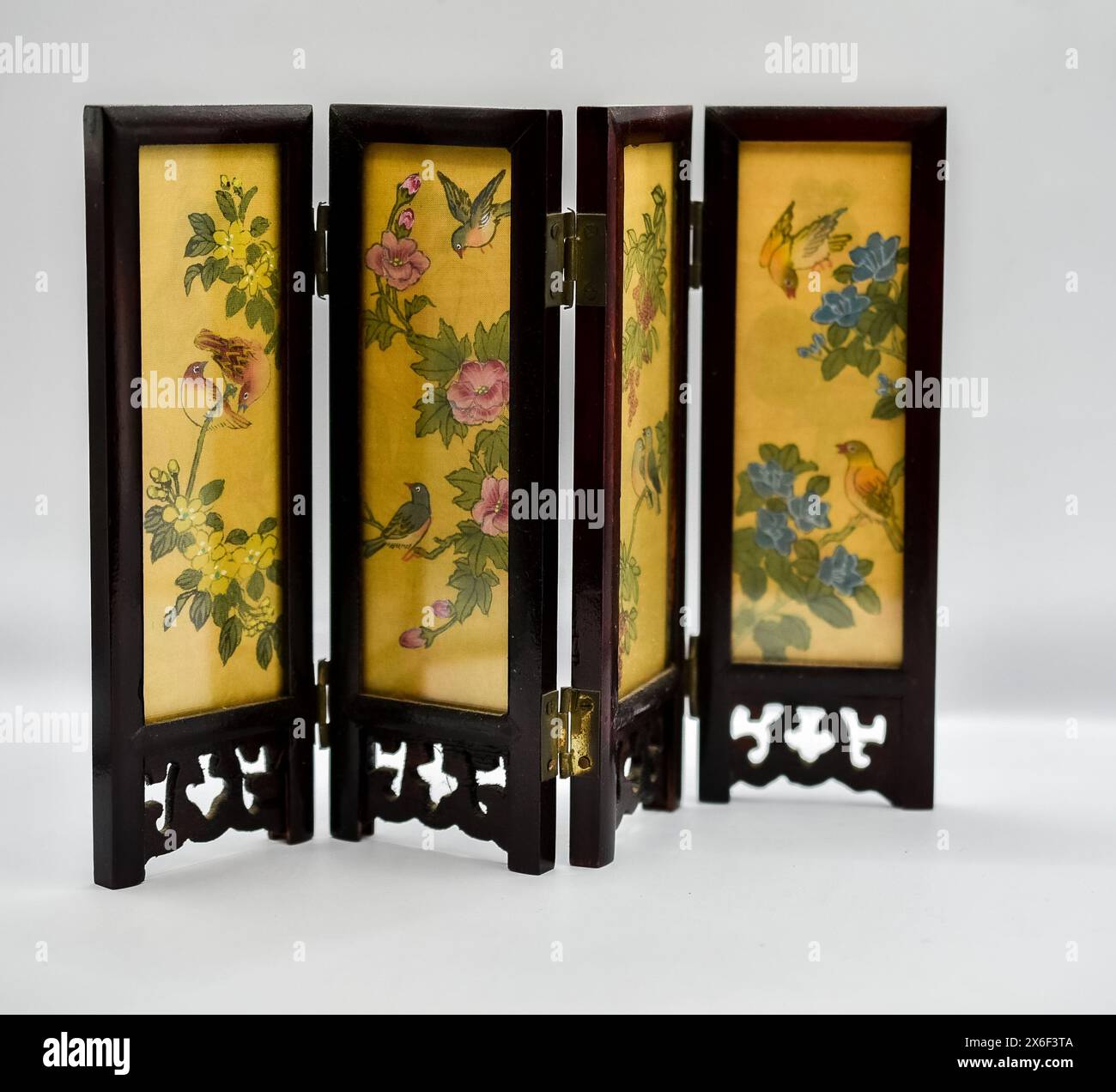 Asian room divider screen Stock Photo - Alamy
