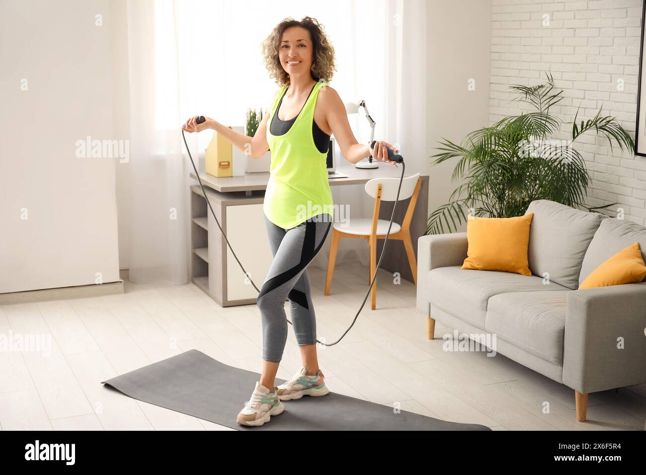 Mature woman skipping rope hi-res stock photography and images - Alamy