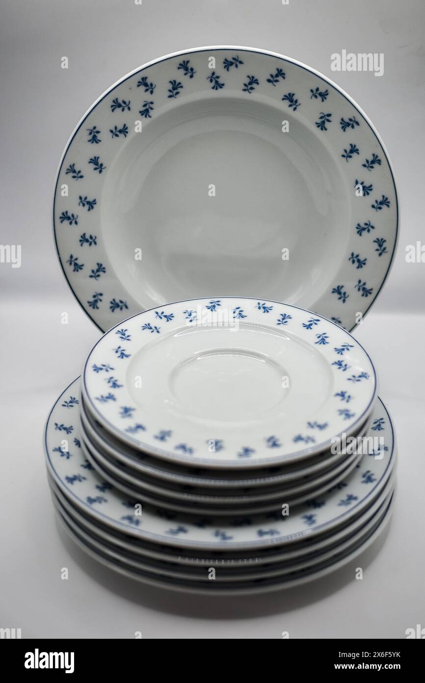 Porcelain dinner set hi-res stock photography and images - Alamy