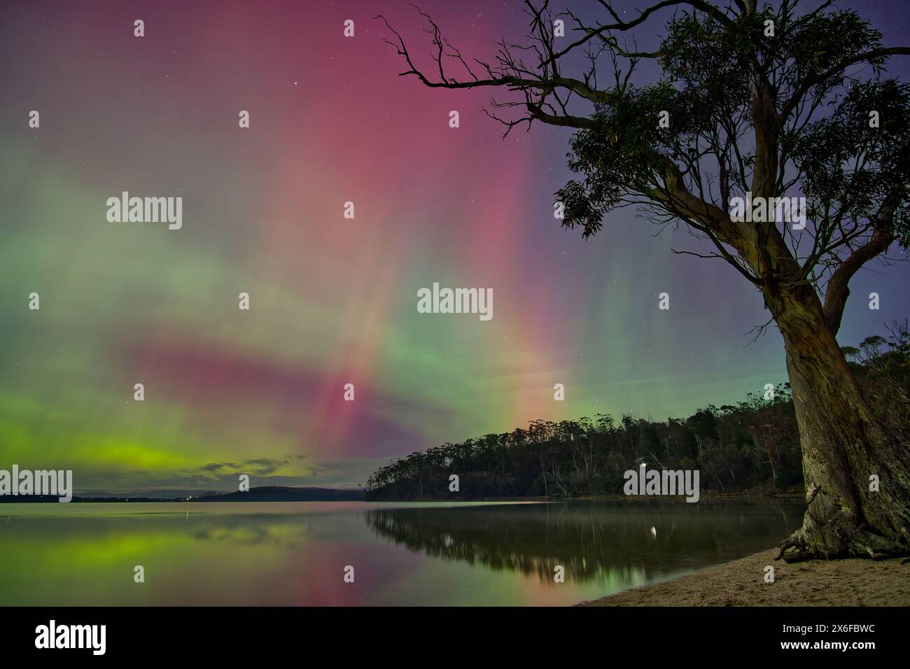 Aurora Australis southern lights solar storm sky rainbows with ...