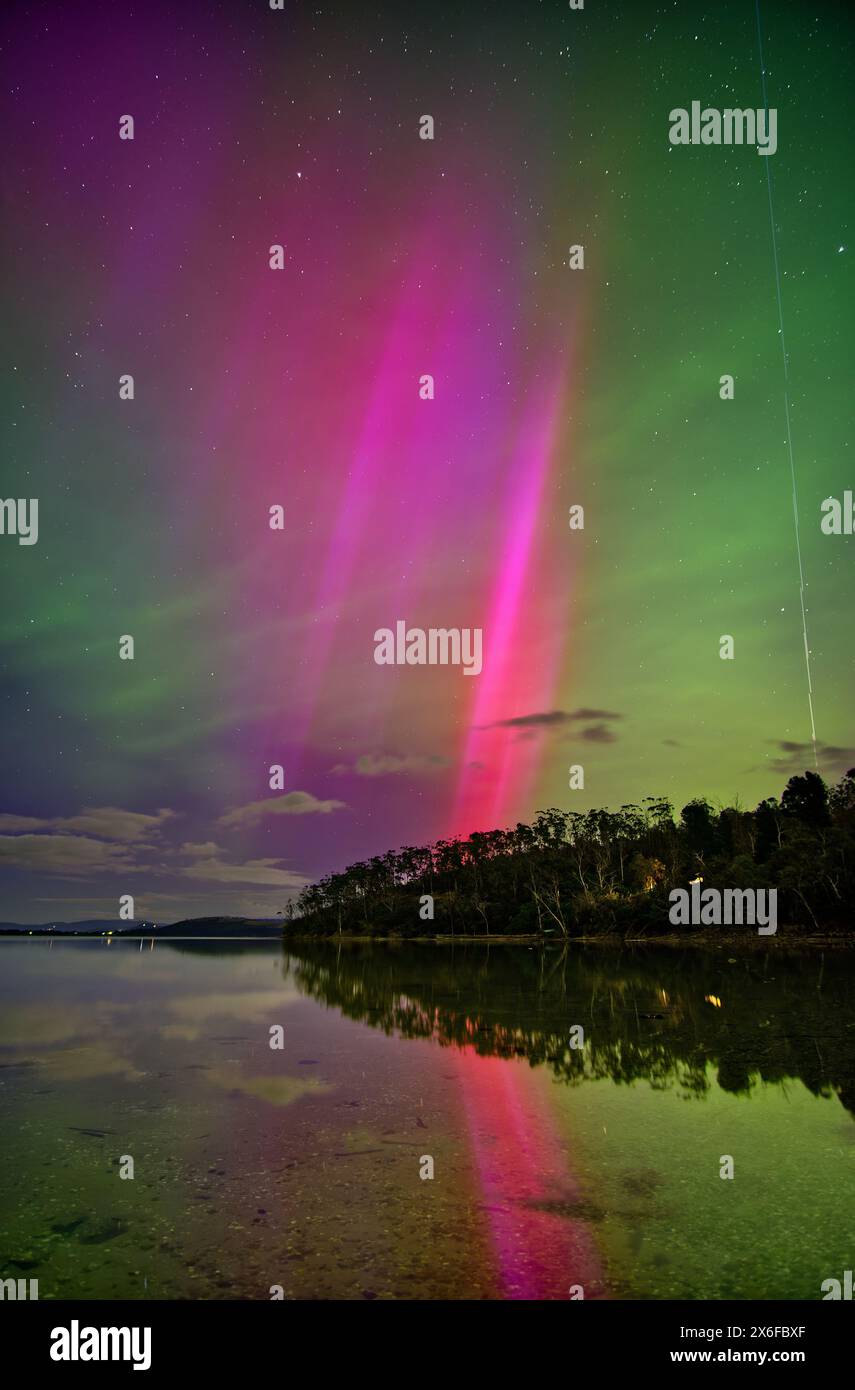 Aurora Australis southern lights solar storm sky rainbows with ...