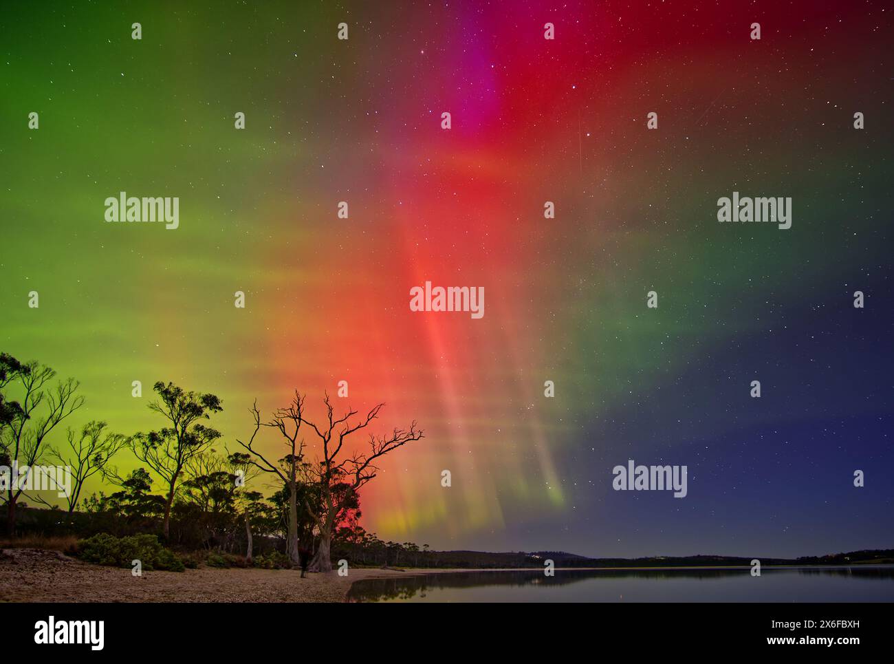 Aurora Australis southern lights solar storm sky rainbows with ...