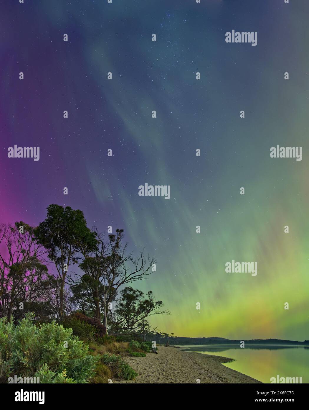 Aurora Australis southern lights solar storm sky rainbows with ...