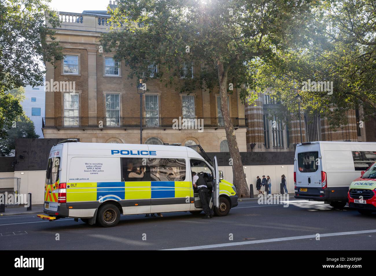 Central London Metropolitan Police van with police officer beside door ...